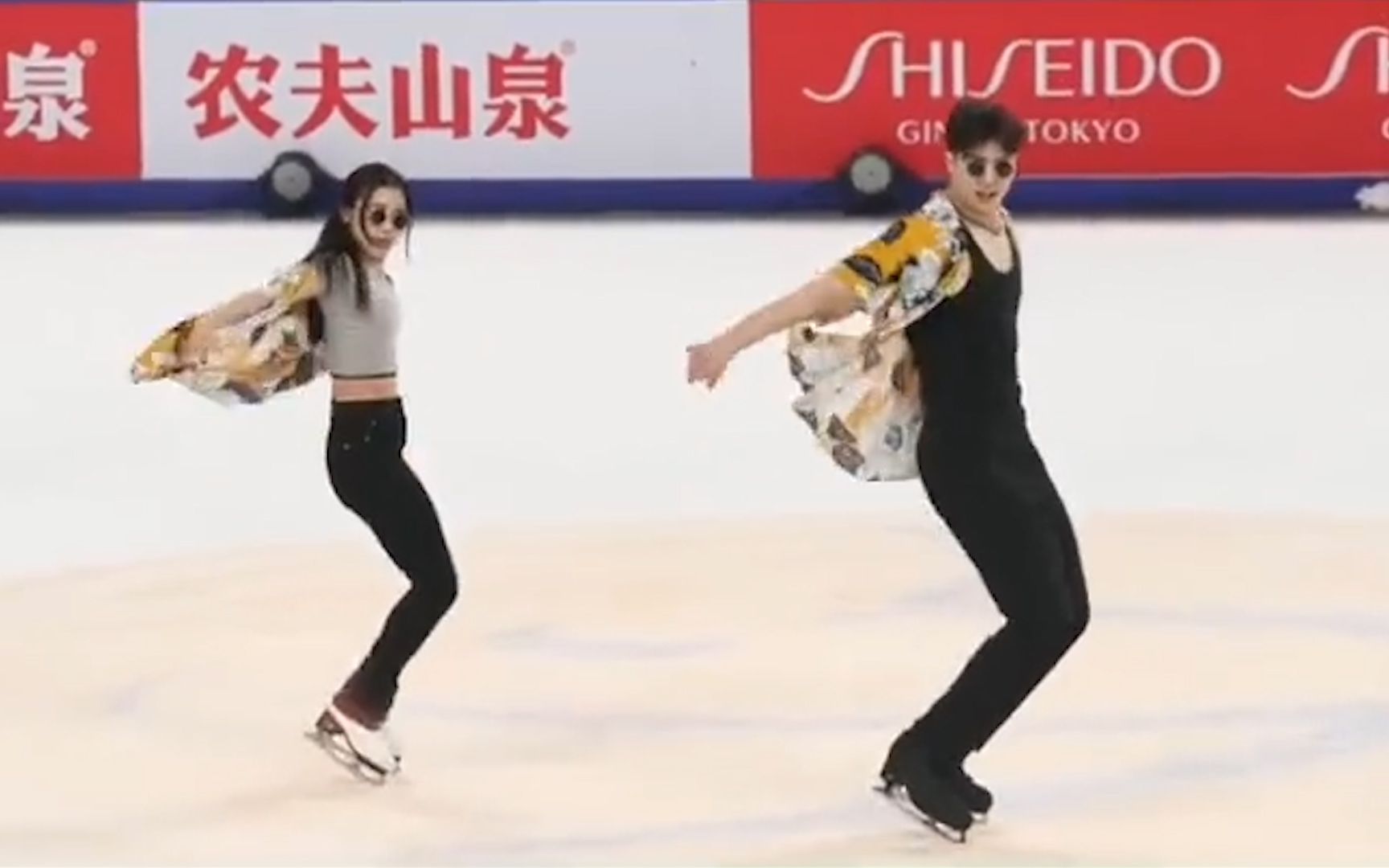 中国花滑组合亮相表演滑 花衬衫黑墨镜演绎广场舞版《一剪梅》