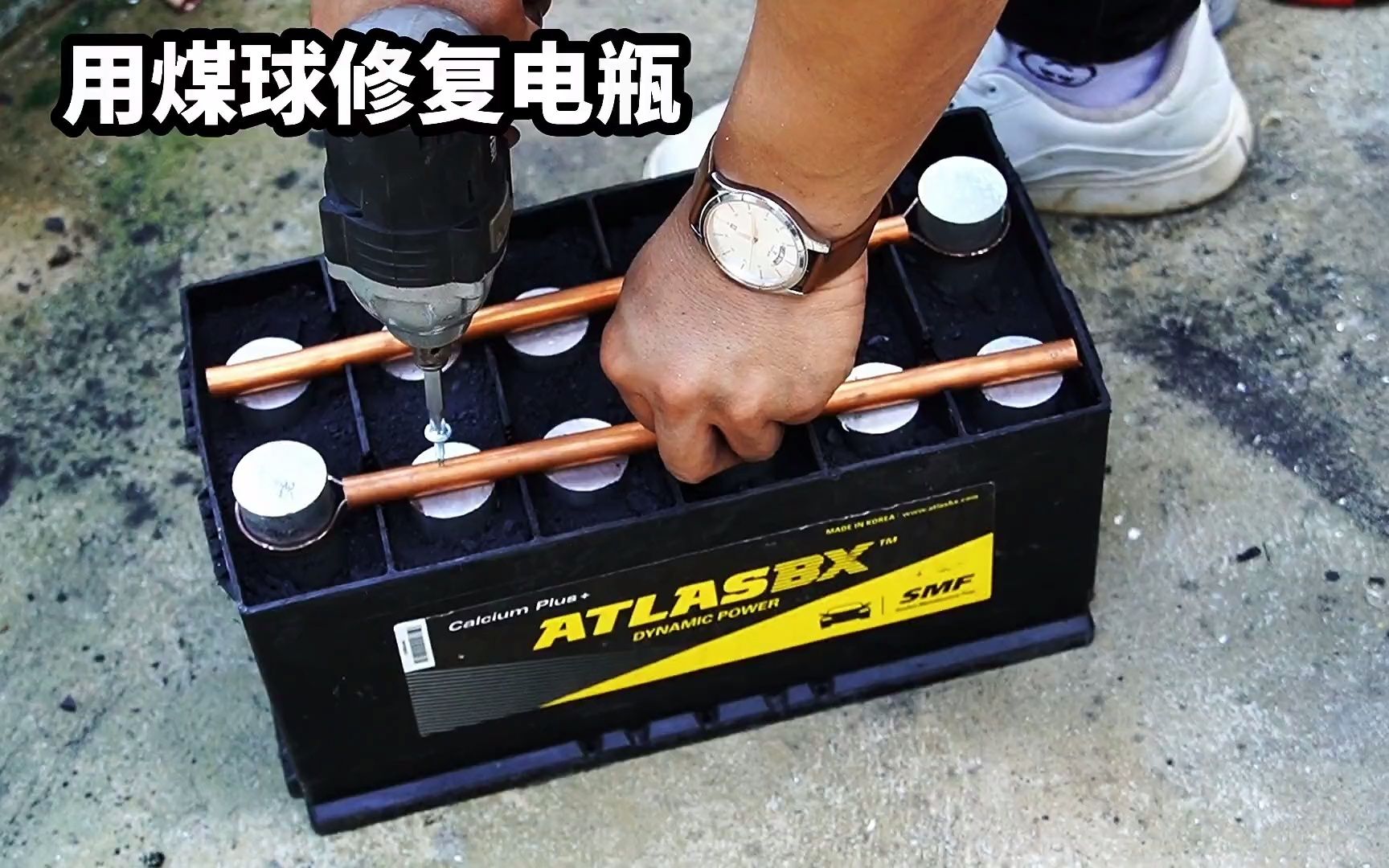 汽车电瓶报废了别着急扔,用煤球就能修复好,效果不比新的差