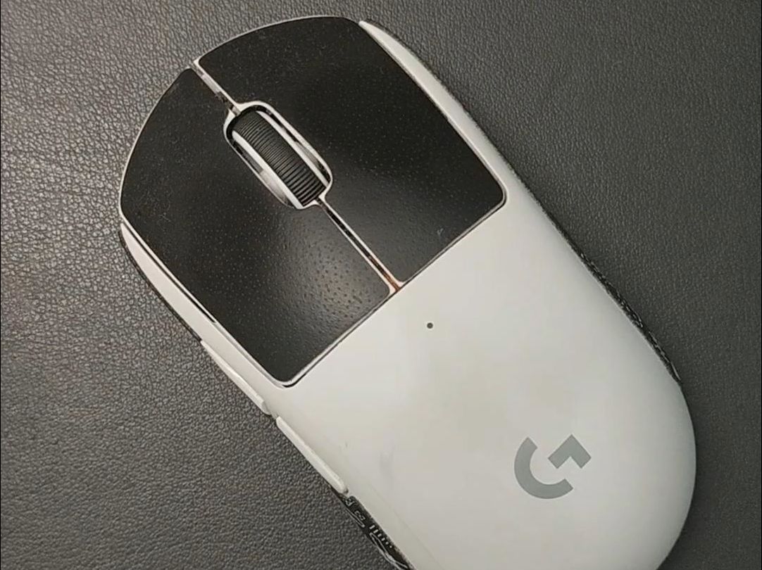 罗技gpw二代无线游戏鼠标,使用一年变黄了