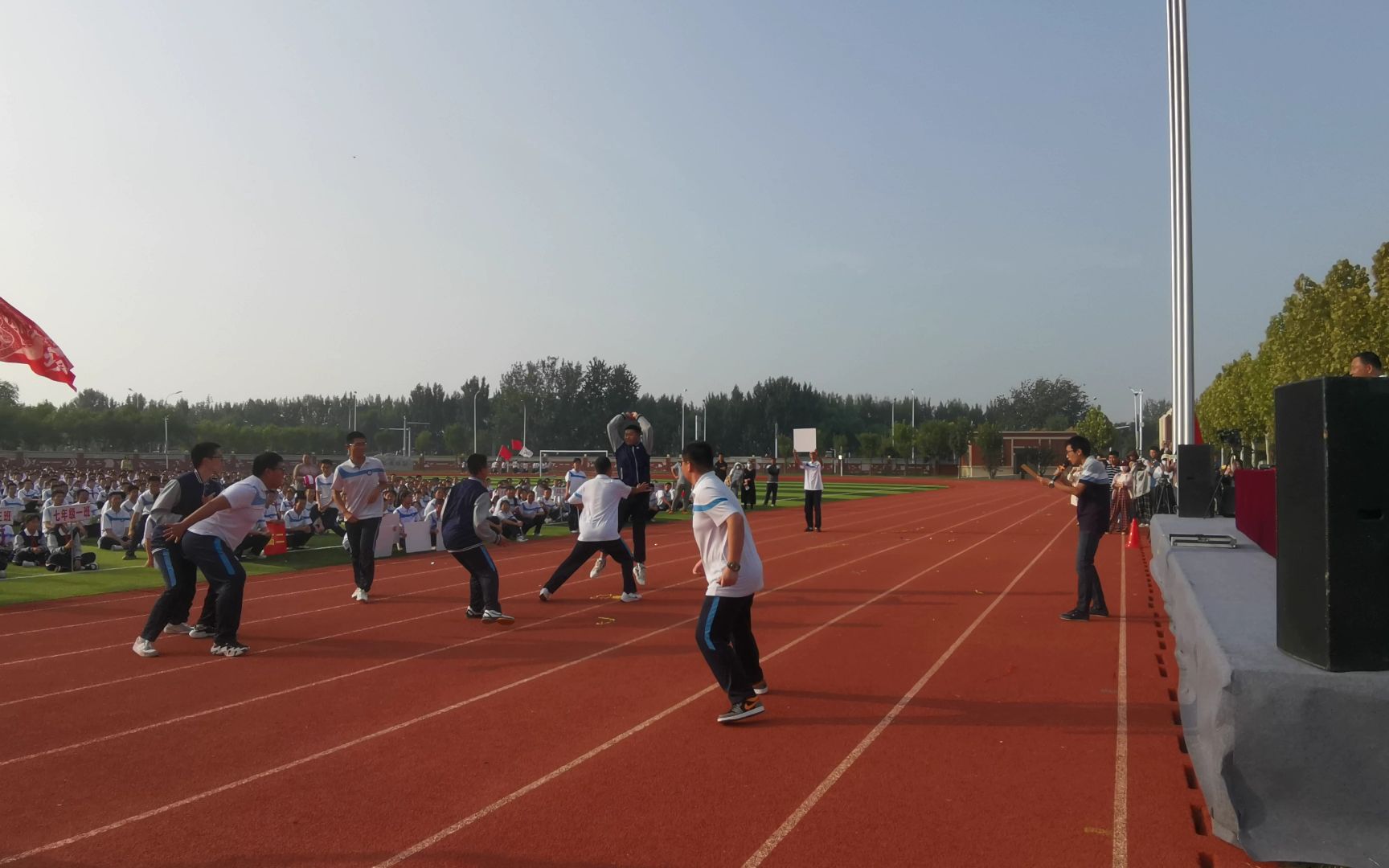 运动会上的无实物表演,班主任烫嘴式解说限时登场