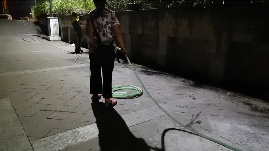 高温酷暑洒水车深夜出动,花草苗木欢快畅饮,感谢作业人员辛苦…