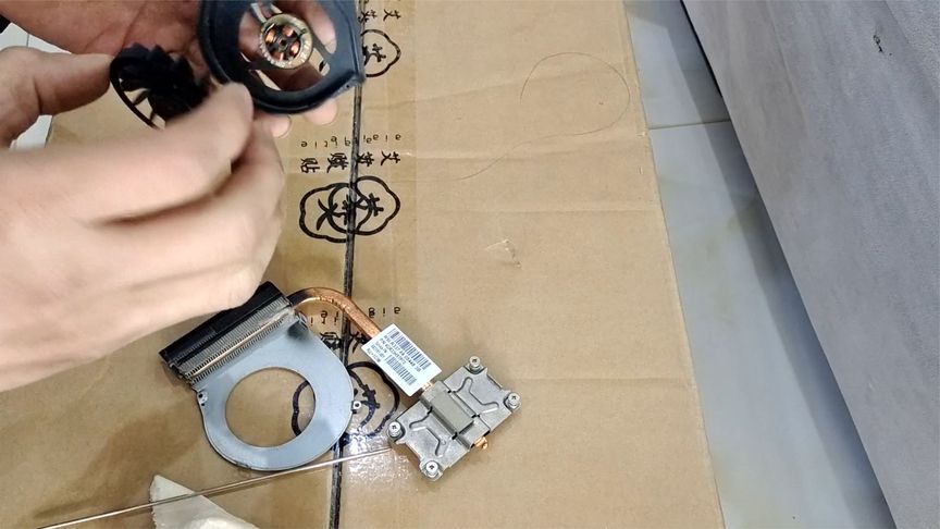 谁都想不到这个办法,笔记本电脑风扇不转可以修,女朋友都有