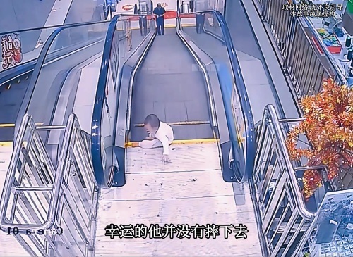 小宝宝看似危险的行为,实际上一点都不安全,好在没有发生危险