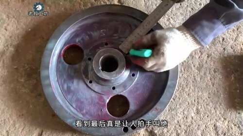 小伙给自行车加装了一个飞轮,利用飞轮助力骑行,真的太牛了