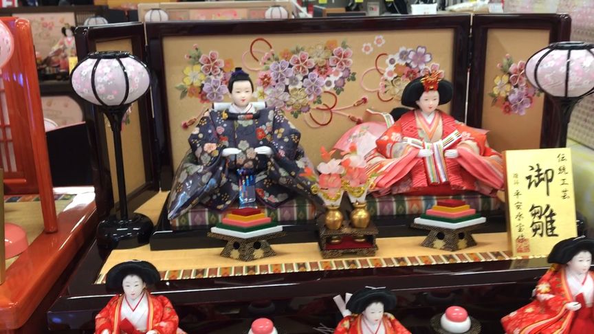 来看一下日本小镇的奥特莱斯。日本芭比娃娃人偶真漂亮