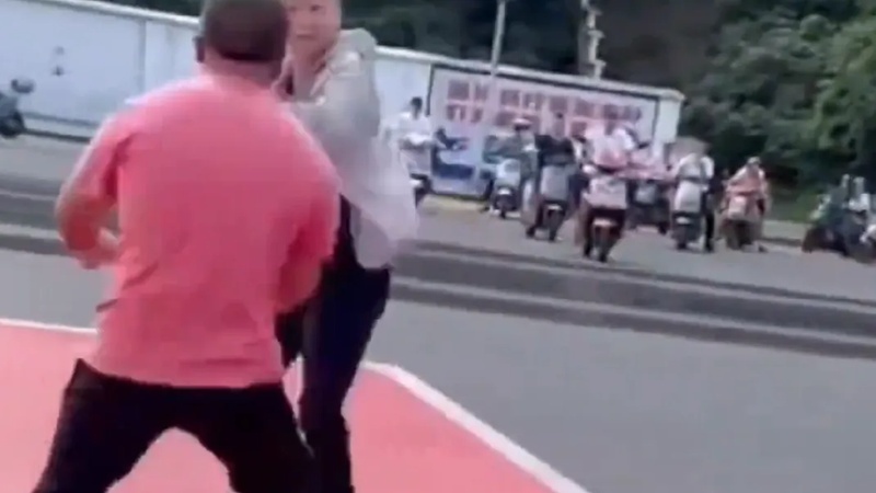 两男人一言不合就动手打架,其中一个看势不妙