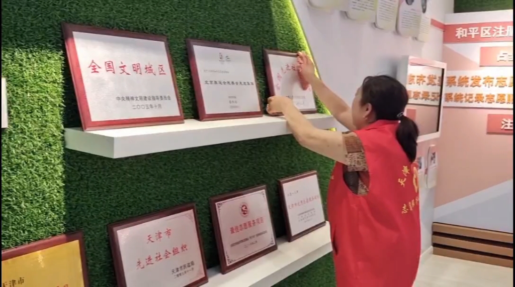 五一节志愿者参加公益服务活动