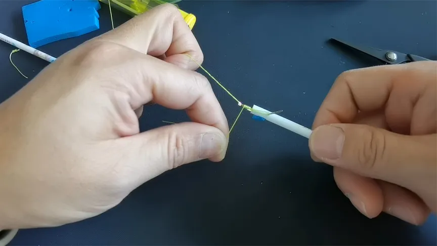 用旧圆珠笔芯和一根大头针做一个自制绑钩器,新手绑钩不再难!