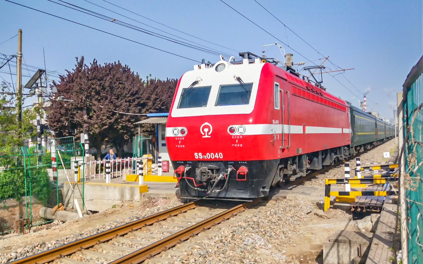 ...美丽的SS7E 0040牵引K1298次(银川~广州)通过宝中铁路陈家崖道口!