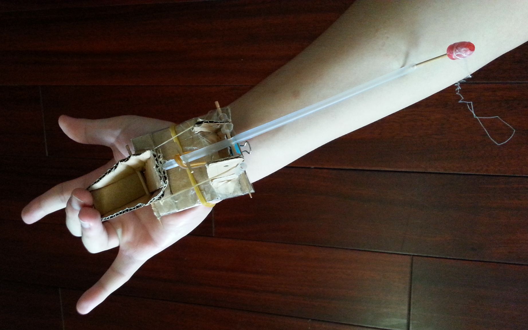 用纸板制作蜘蛛侠的蛛丝发射器