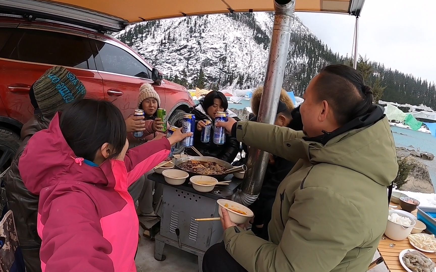 把低配版房车开到冰天雪地,和车友们围着柴火炉煮火锅喝小酒真热闹