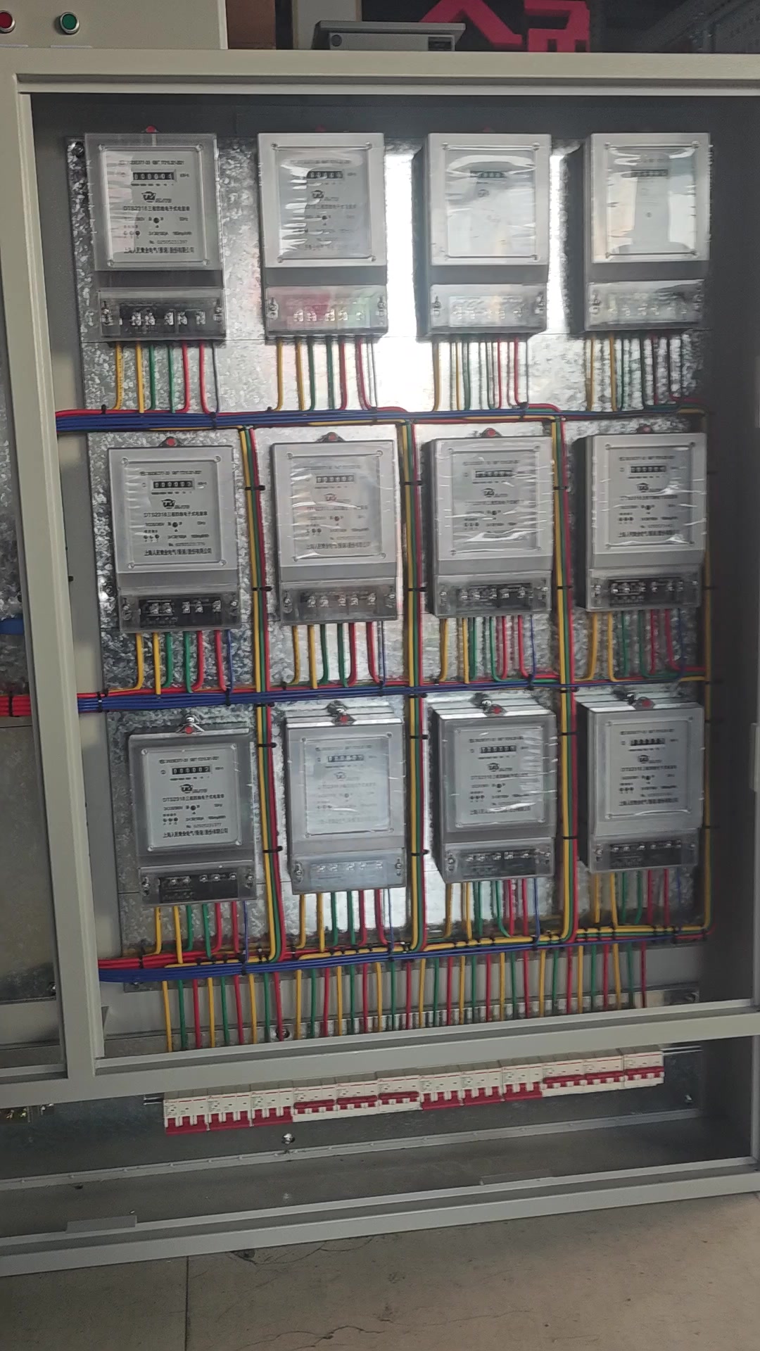 线接得漂亮,但元器件用得太差,后面有没有售后问题哦!#配电柜 #配电...