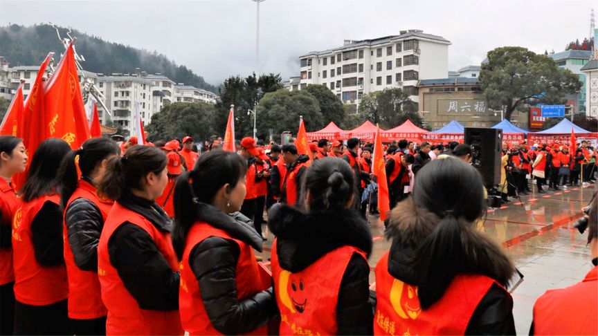 又唱雷锋好榜样,桂东县2021年学雷锋志愿服务活动月启动仪式。