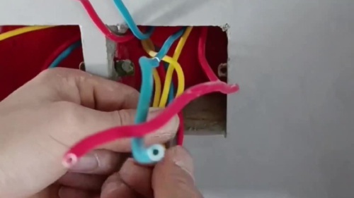 插座里错综复杂的三组电线,千辛万苦后的电工竟然这样解决!