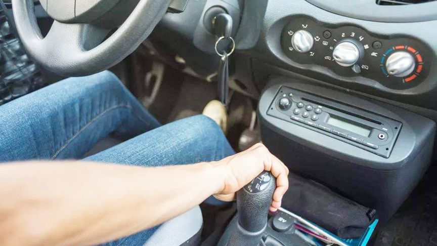 新手福利:老司机教你手动挡车快速起步技巧,太实用了!