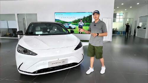 北汽放大招!极狐阿尔法S森林版价格暴降,配置升级,现在入手值不值?