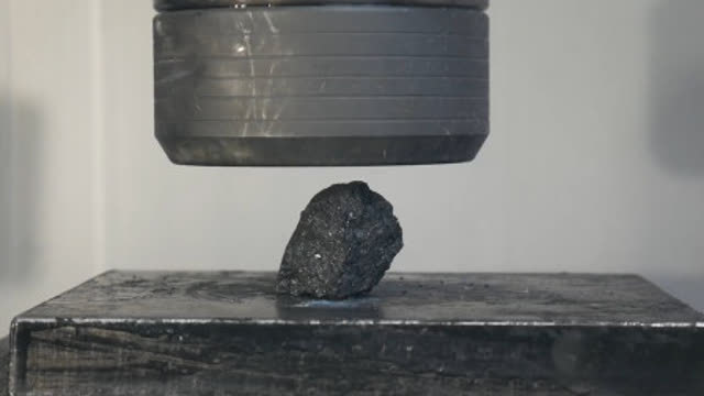 根据质量守恒定律解释,为什么高温高压下石墨会变成钻石