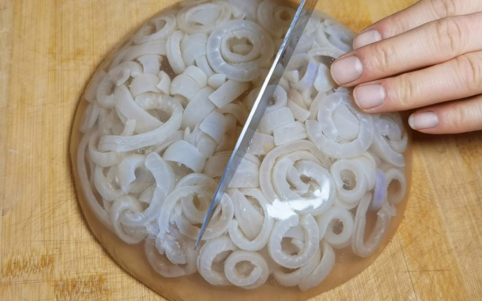 做猪皮冻,记住不要直接熬,诀窍告诉你,皮冻劲道Q弹,晶莹剔透