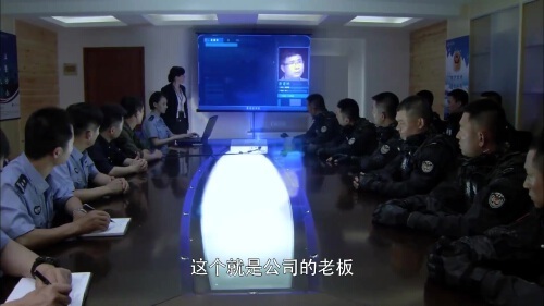 特警会议新玩法:撤椅蹲马步,其他警察咋反应?
