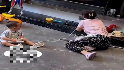 保姆发现宝宝在玩插座,立马扔掉手里的工具,飞扑过去拔掉插头