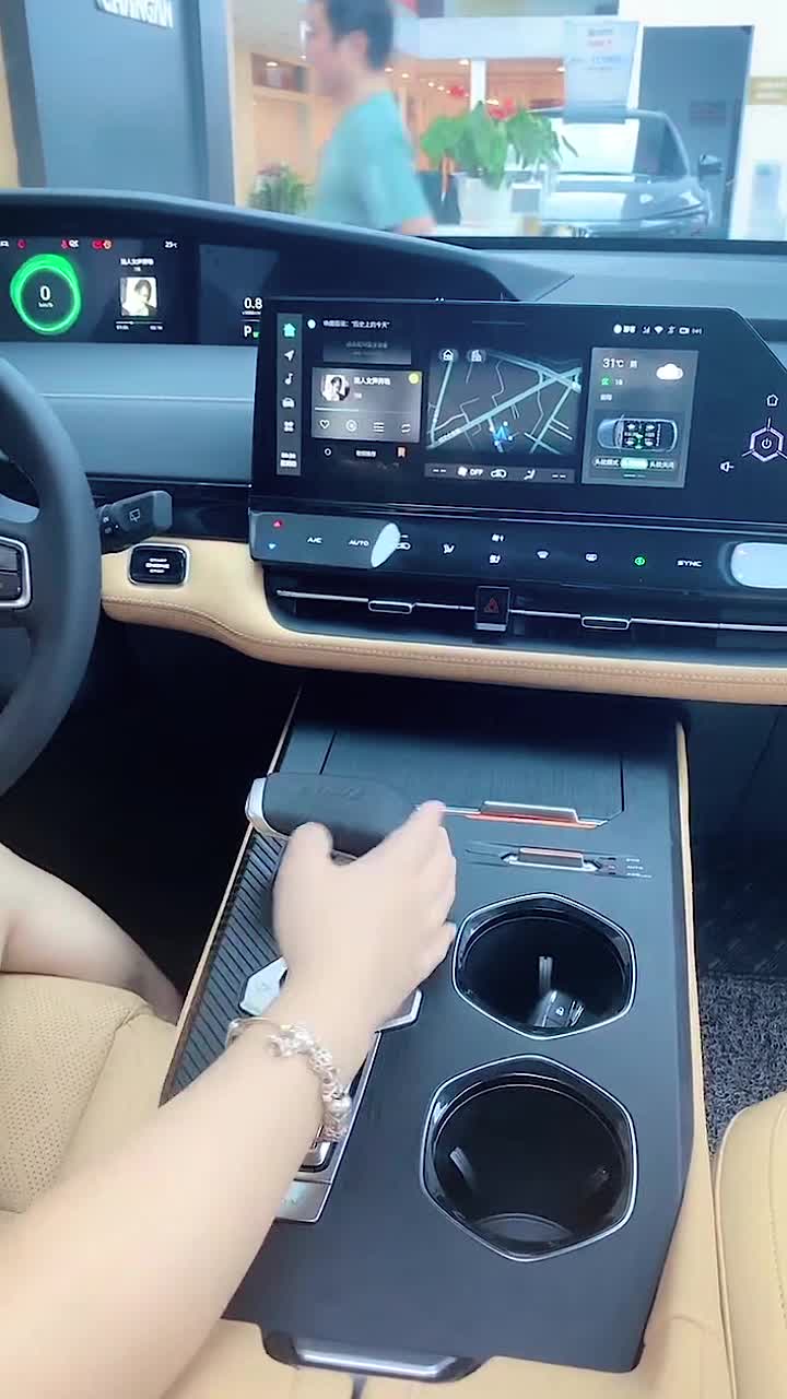 8速手自一体变速箱,也可以切换到手动档,只需往旁边一掰就切换完成啦...