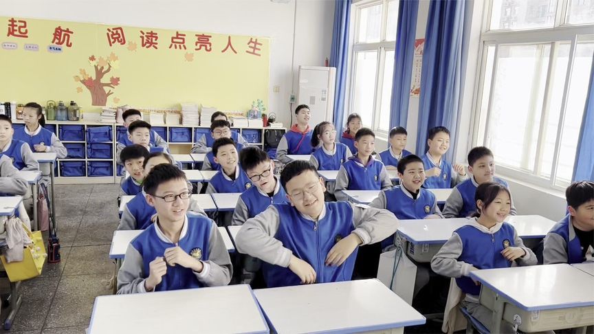 学生课间活动筋骨 做起《千年等一回》校园版课桌舞