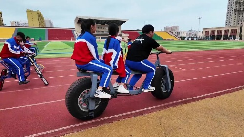 奇怪自行车竞速赛比慢规则是脚不能落地搞笑发明自行车