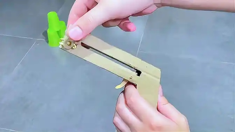 用硬纸板做皮筋枪,能发射子弹,很适合和孩子一起玩!