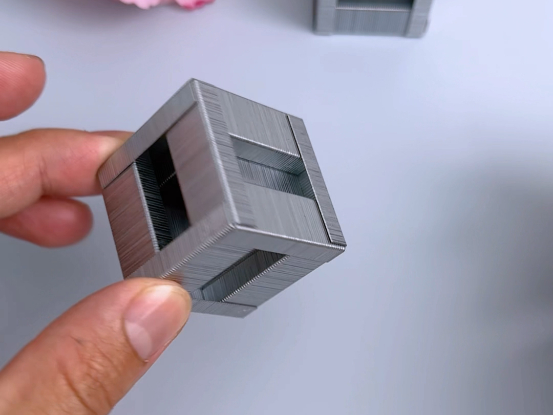 用订书钉做了个多面立体几何体,太好玩了。快来试试吧!