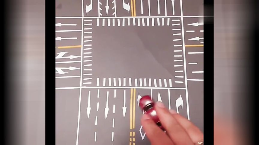 左转车辆误入直行车道?这时候你应该这么做,不罚款也不会扣分!