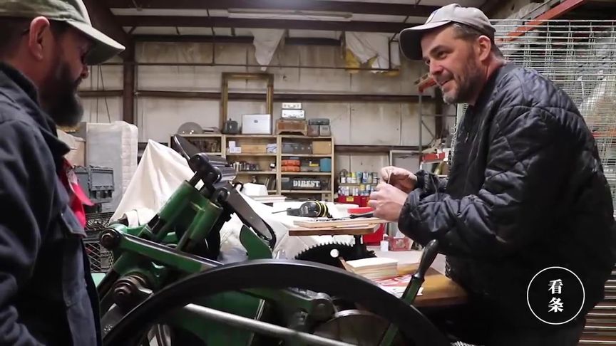 木板制作印刷模板后,用这台古老的印刷机批量打印一批卡纸