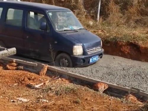 这才是真正的混凝土“搅拌车”,给车底上了一层包浆