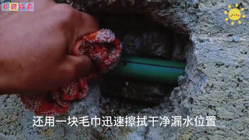 墙内水管漏水如何修?小伙补丁法快速解决漏水难题