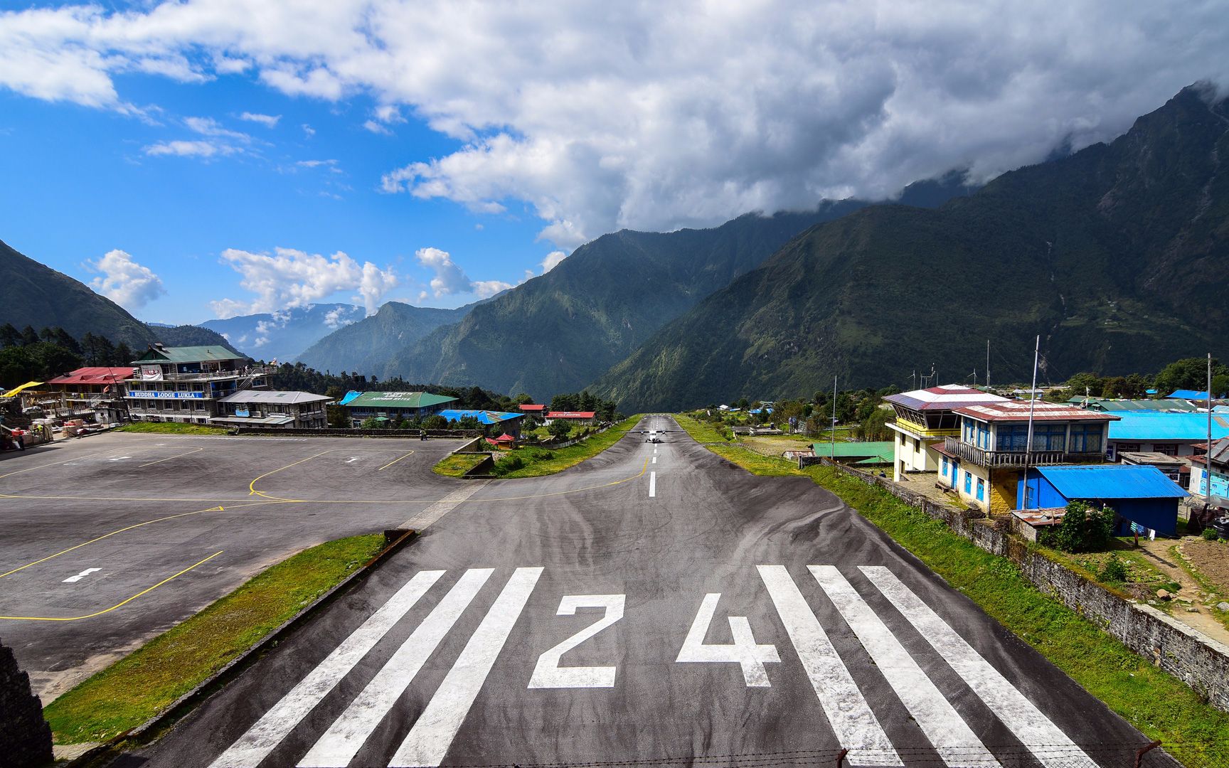 世界上最危险的机场,没有雷达和导航设备,短跑道竟在悬崖斜坡上
