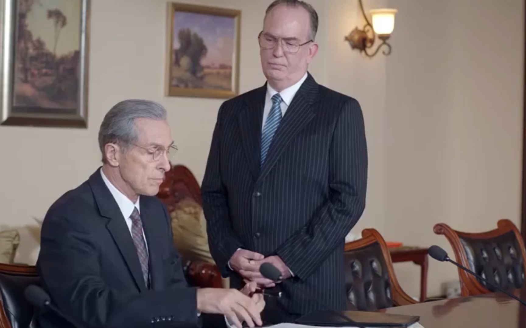 美国总统同意释放名单上的人,杜勒斯从中阻拦,故意留下钱学森