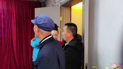 更乐镇小张订婚仪式准备前工作,倒计时还有3分钟,请大家落座