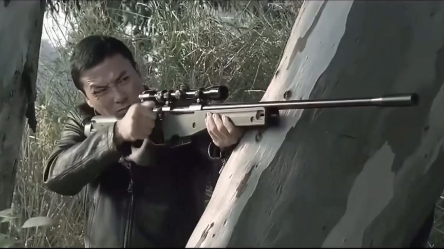 现实版和平精英,一把手枪一把AWM轻松1v4