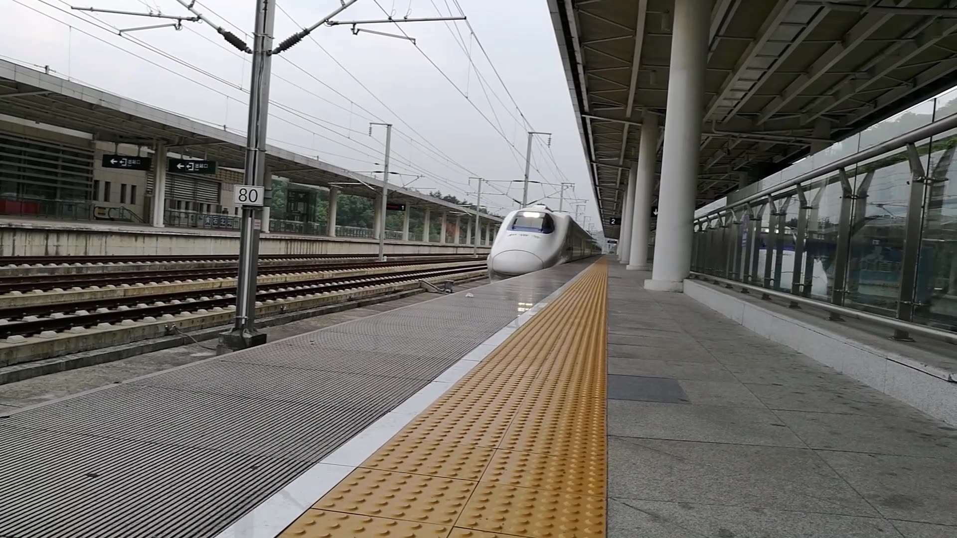 和谐号CRH2A型动车组进站