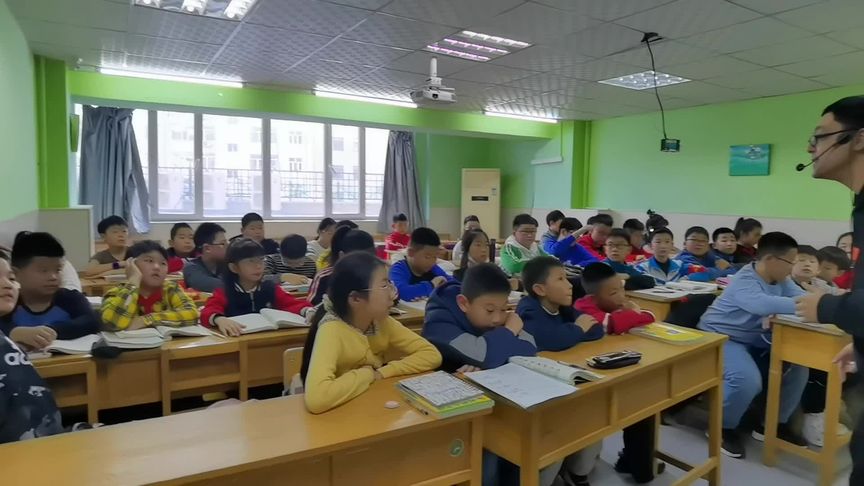现在进行时,一般现在时英文问答#英语口语 #可爱的学生