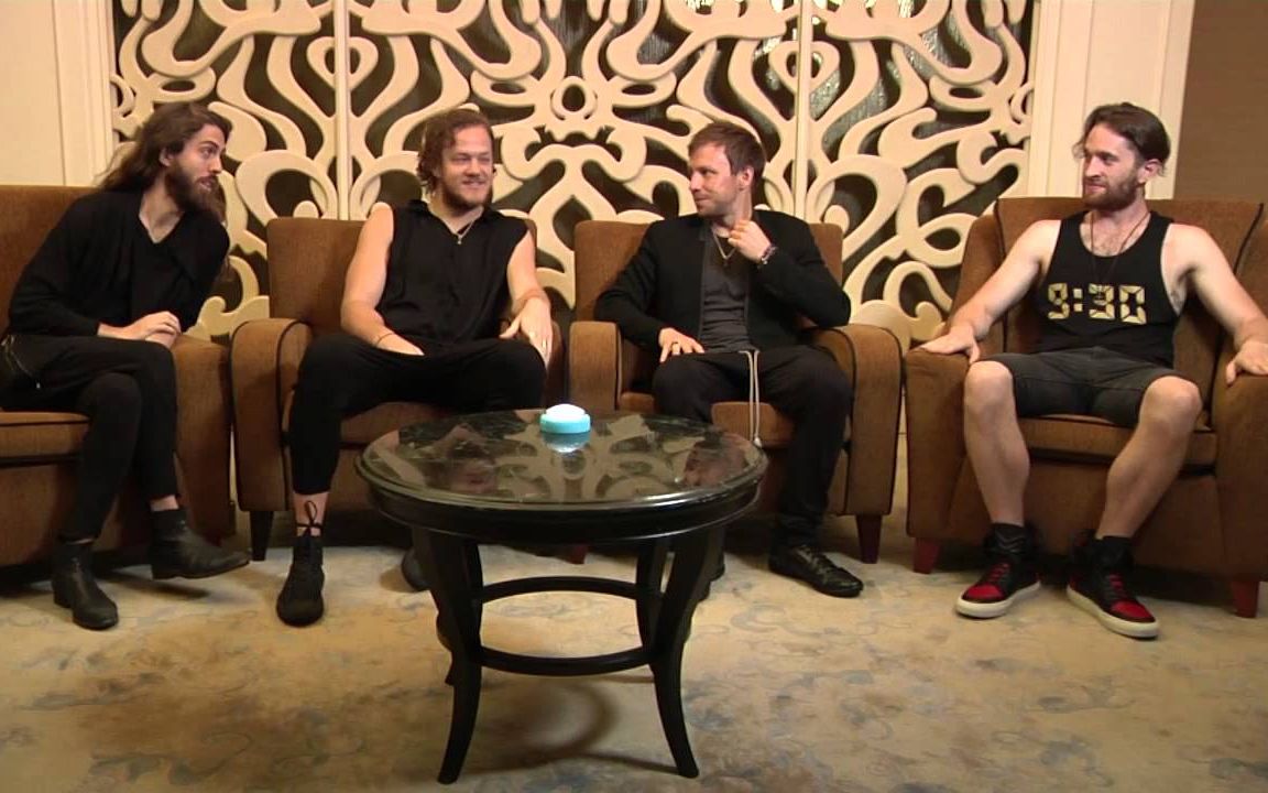 梦龙乐队玩“你会按下按钮吗”游戏