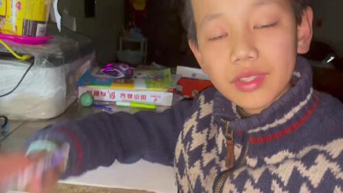 杨可哥哥沉浸式摘抄,意外发现嘴巴上有东西,大家千万不要笑