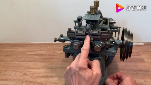 这机械设计精巧,第一次见到,如何使用呢?
