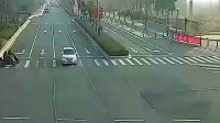 行车记录仪:电瓶车集体闯红灯,谁都没摆脱掉死神,监控拍下悲惨一幕