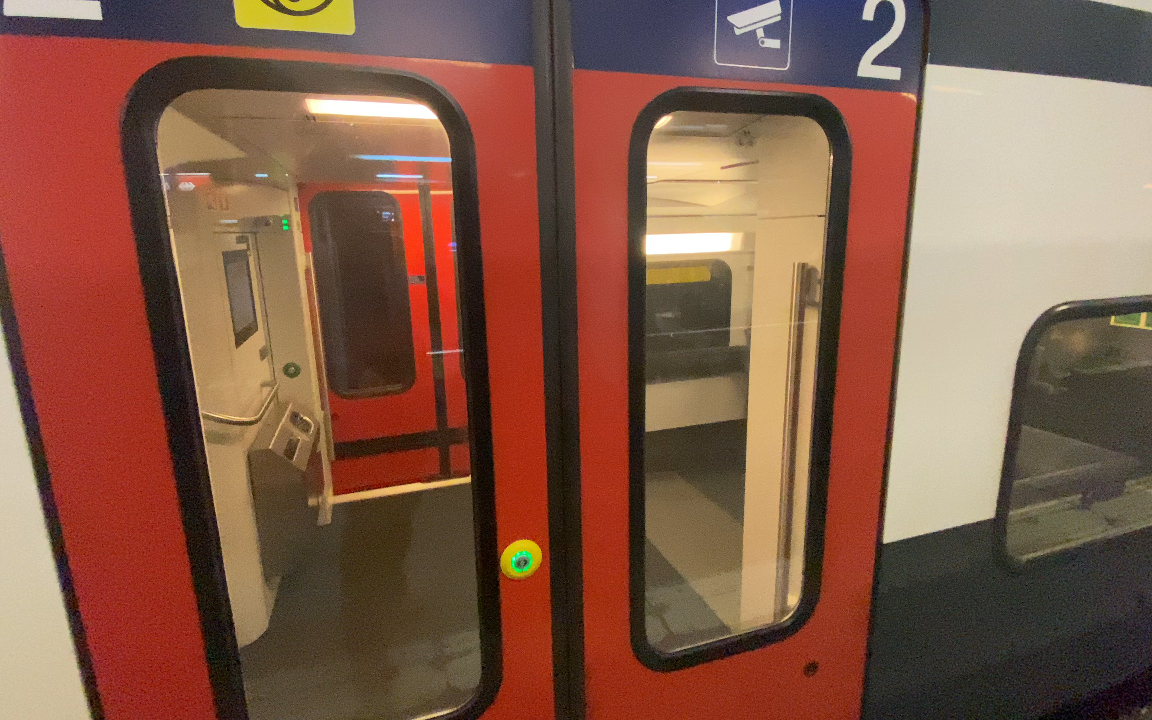 瑞士联邦铁路RABe511双层动车组塞拉门开关门
