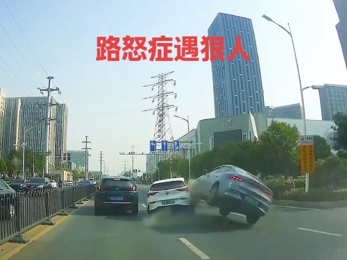 路怒症遇狠人 路怒症遇上狠人,结局大快人心