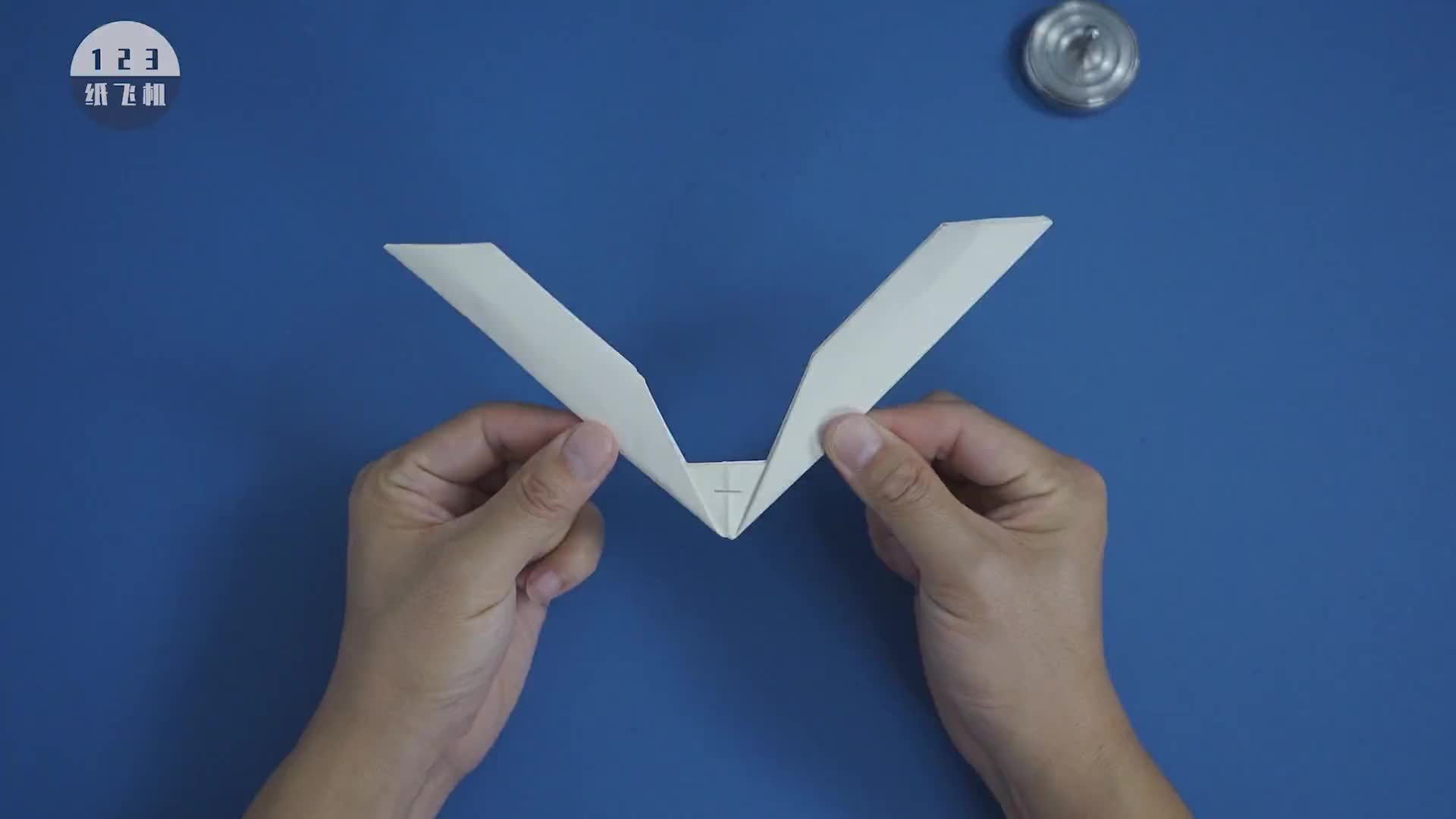怎样用一张纸折出超帅的V字回旋镖