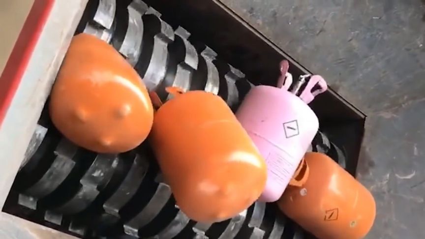 钢铁如同纸片,燃气罐瞬间变成碎铁