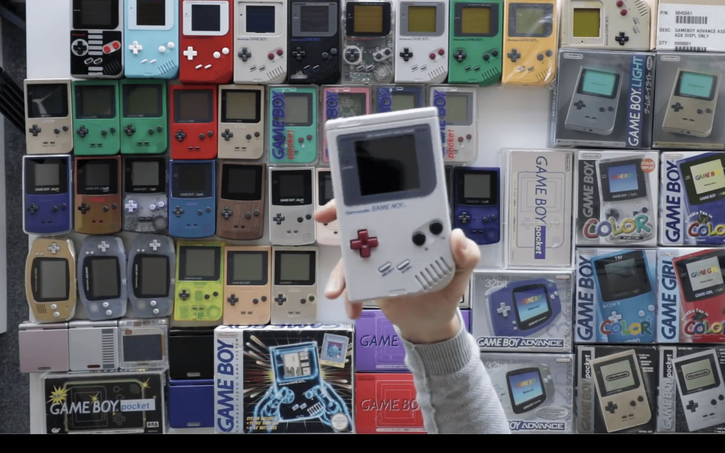 外国 UP 主小哥收藏 GameBoy DMG GBC GBA 掌机大合集全家福(大...