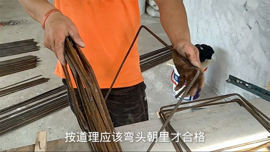 老实人没钱途,钢筋箍弯头朝内监理哪懂?傻瓦工主动说做的不合格