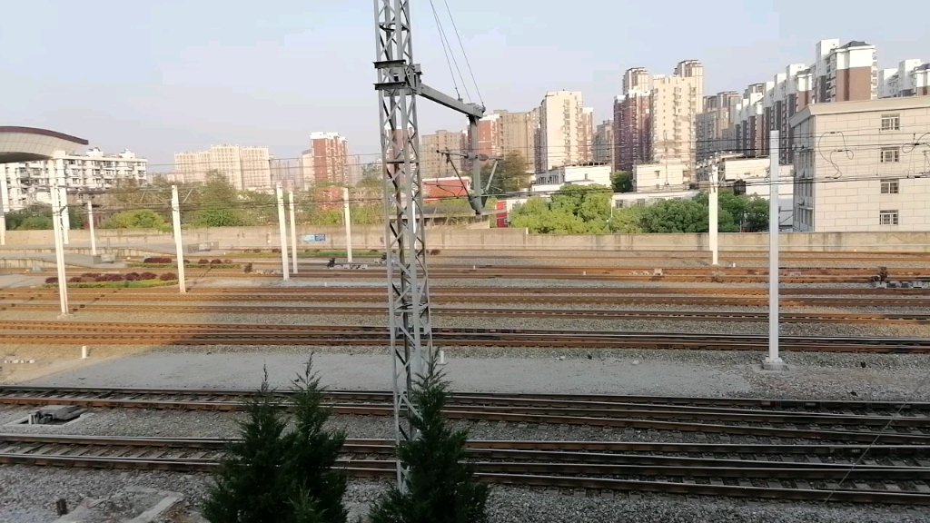 Z392次列车的出发机武局南段HXD1D0181通过